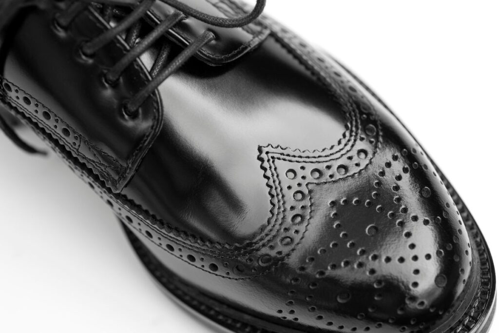 Brogues en cuir patiné : comment obtenir une brillance miroir ...